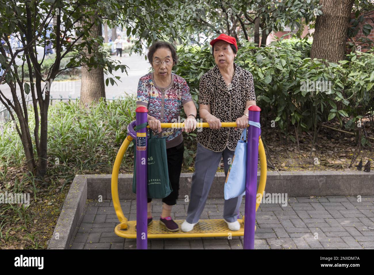 Exercise chinese hi-res stock photography and images - Alamy