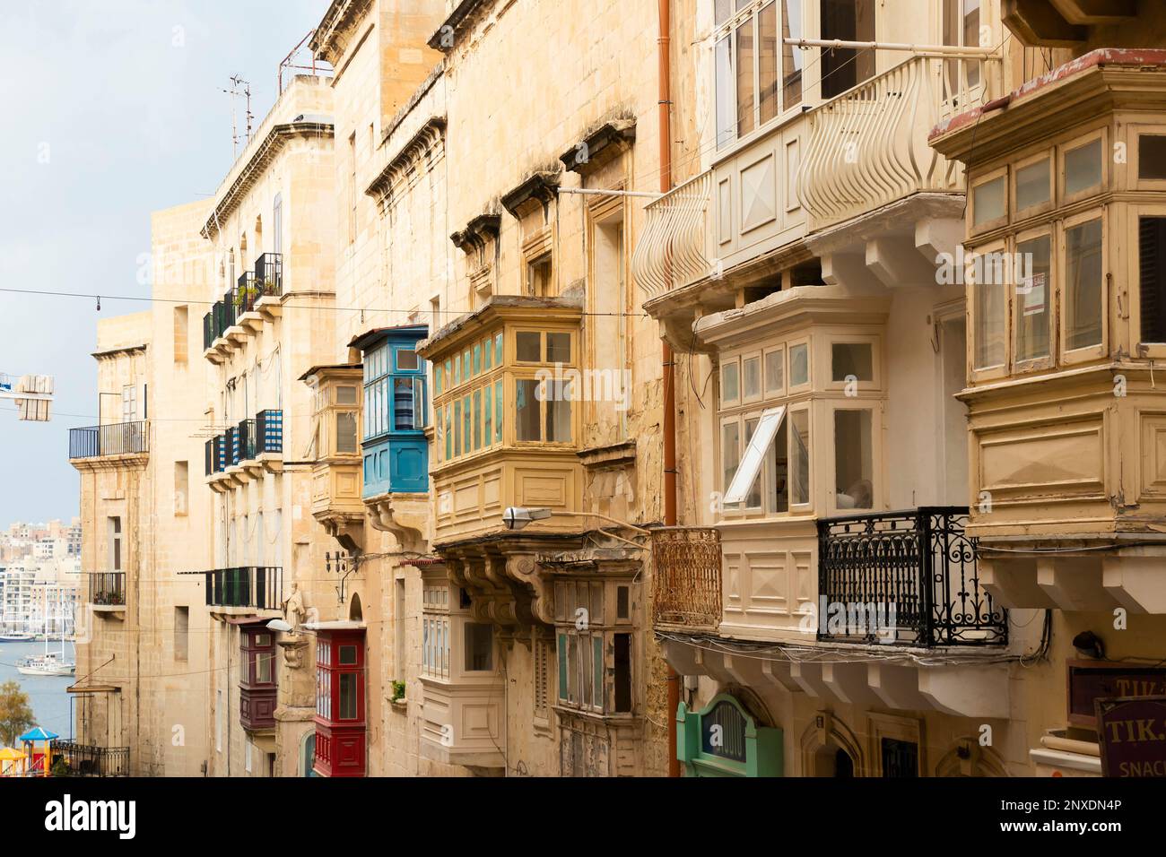 Limestone building hi-res stock photography and images - Alamy