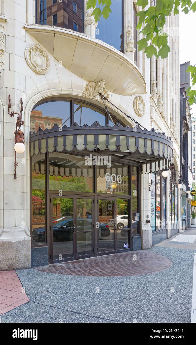 Pittsburgh Downtown: 606 Liberty Avenue, a white terra cotta-clad ...