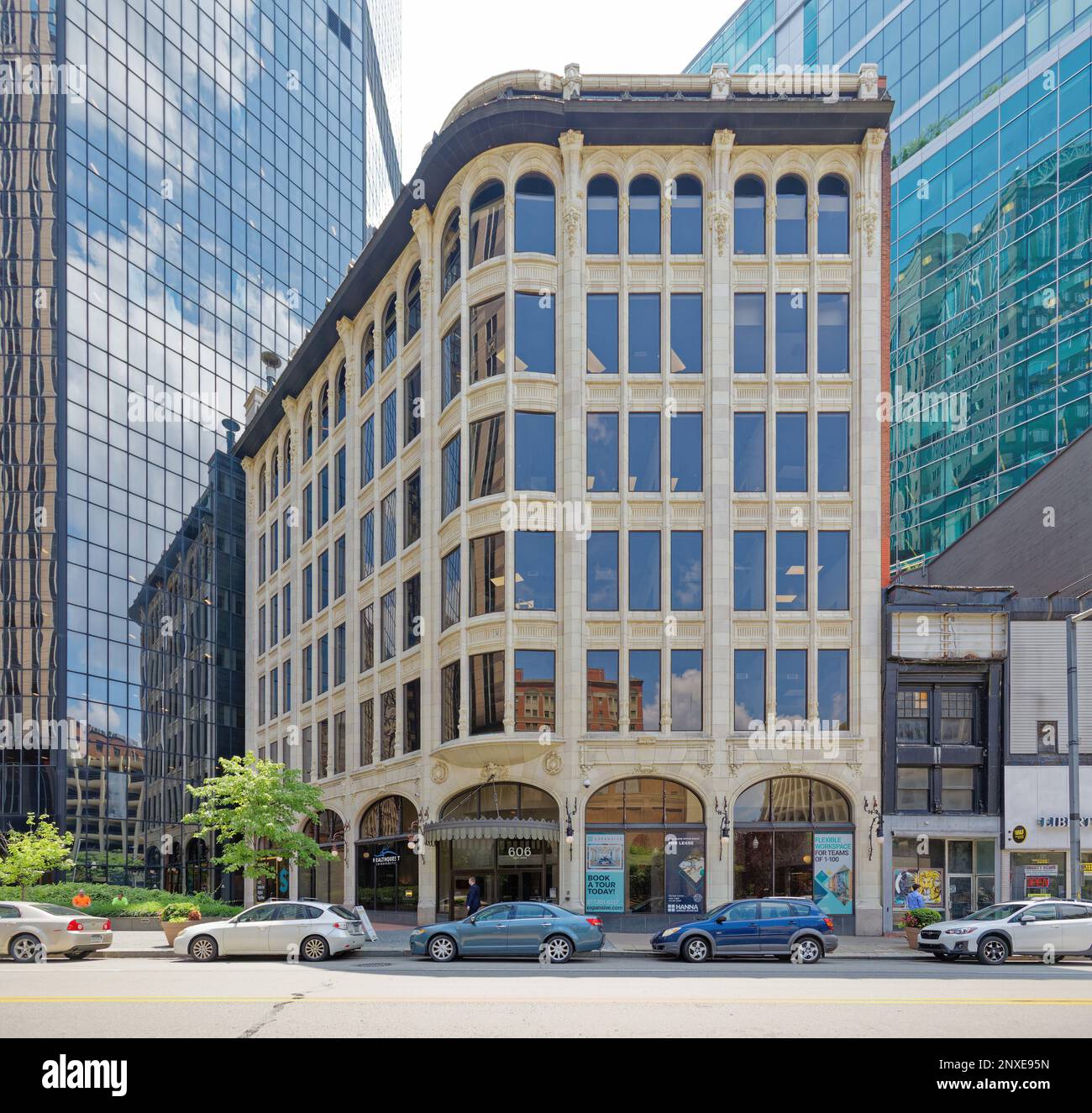 Pittsburgh Downtown: 606 Liberty Avenue, a white terra cotta-clad ...