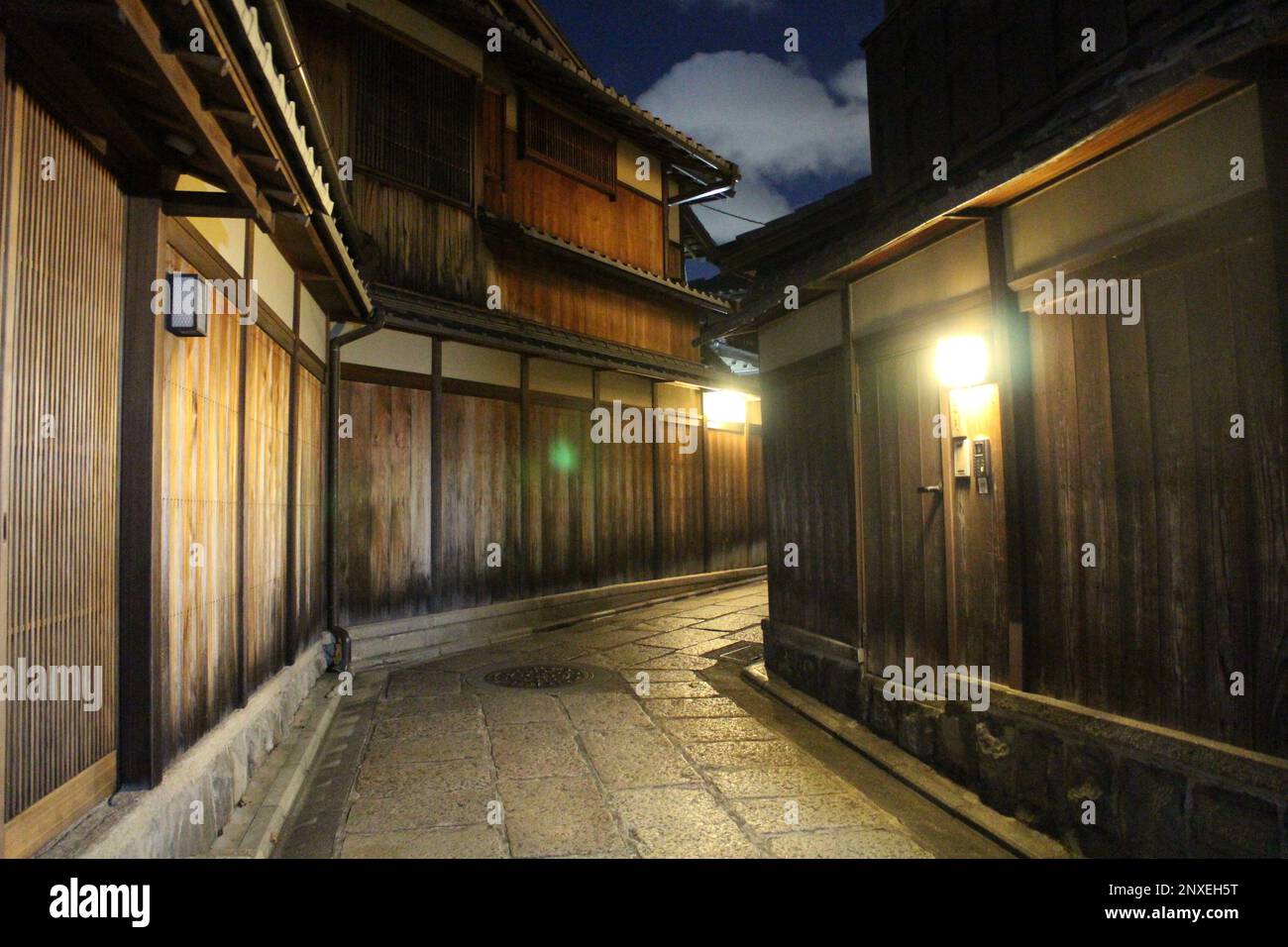 Traditional alley and illumination in Higashiyama district, Kyoto ...