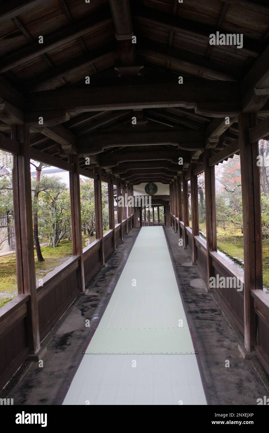 A corridor in the garden of Tenryuji temple in Kyoto, Japan Stock Photo ...