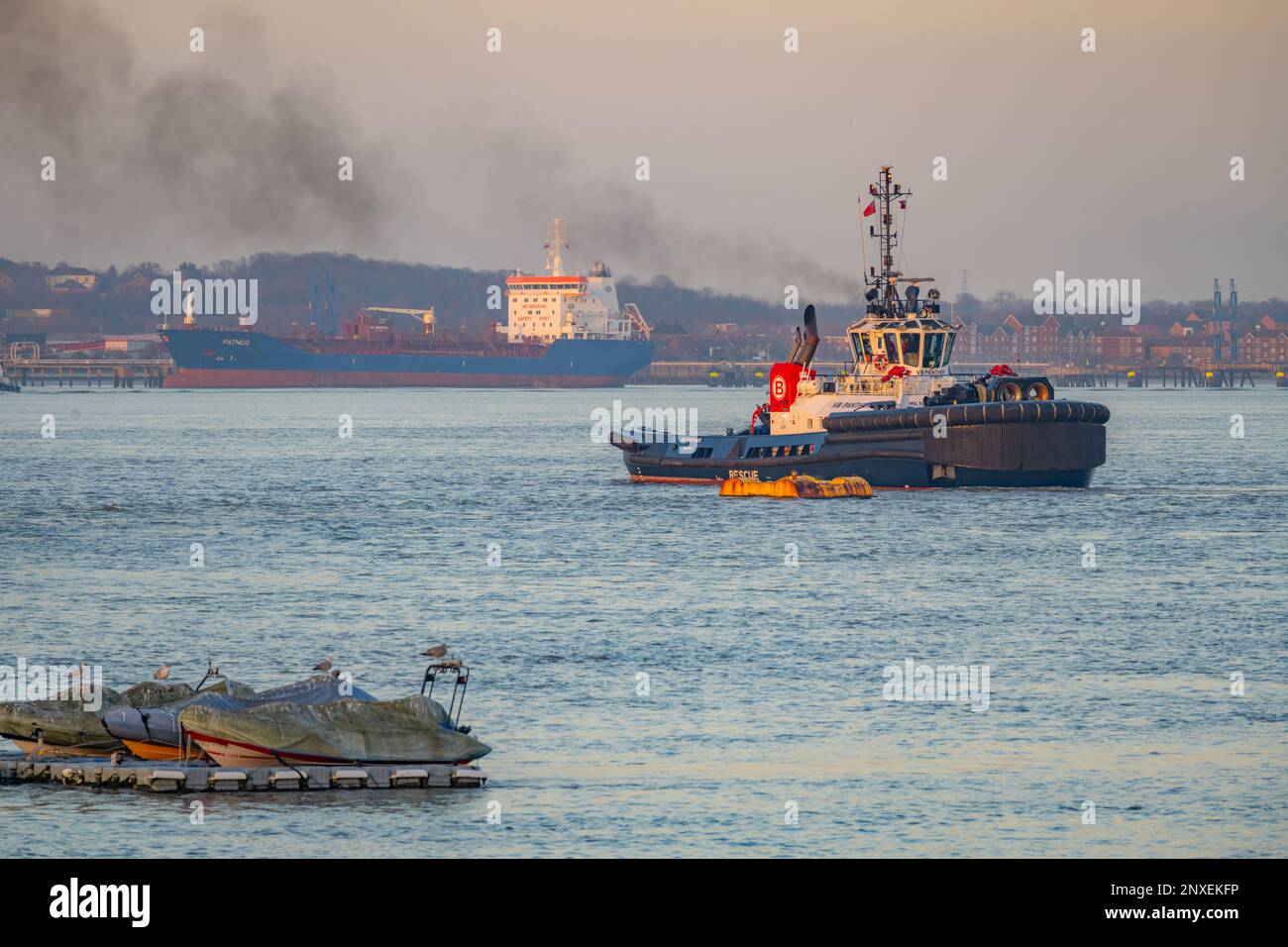 Tug operating in the river Thames at Greenhithe Kent Stock Photo - Alamy