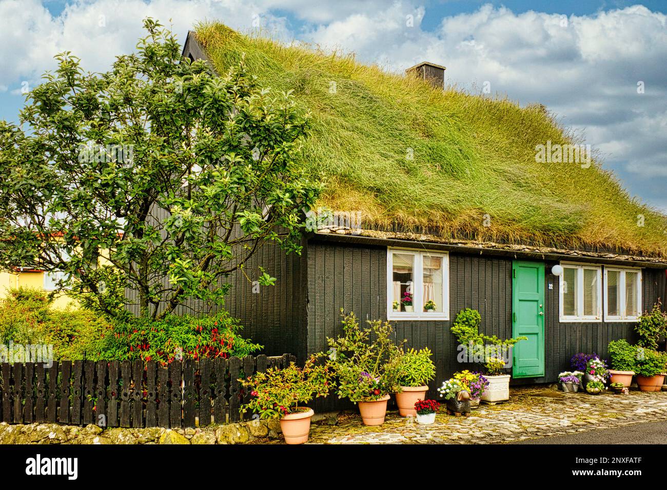 Flower covered buildings hi-res stock photography and images - Alamy