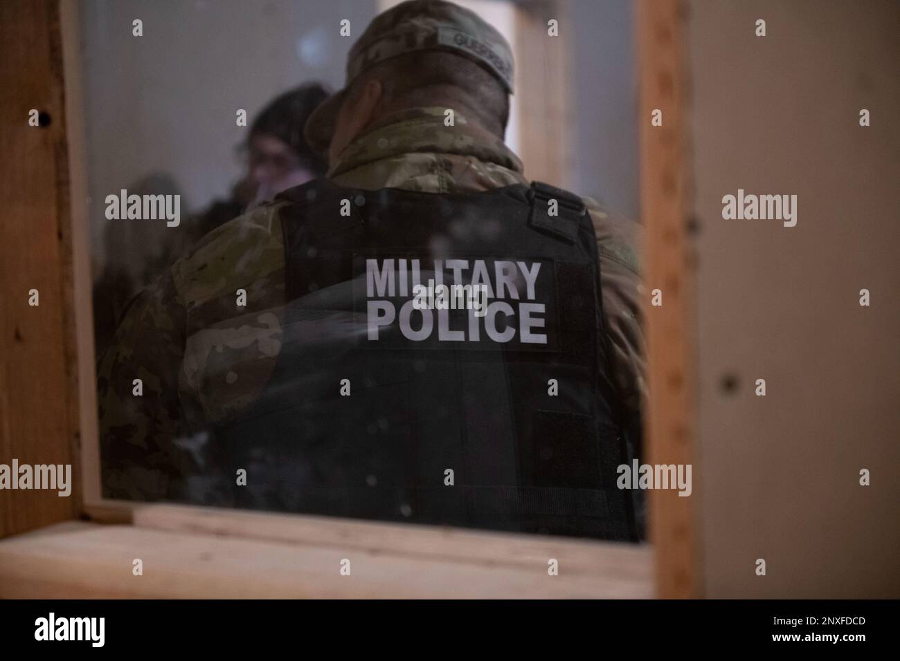 Washington National Guard Soldiers with the 506th Military Police ...