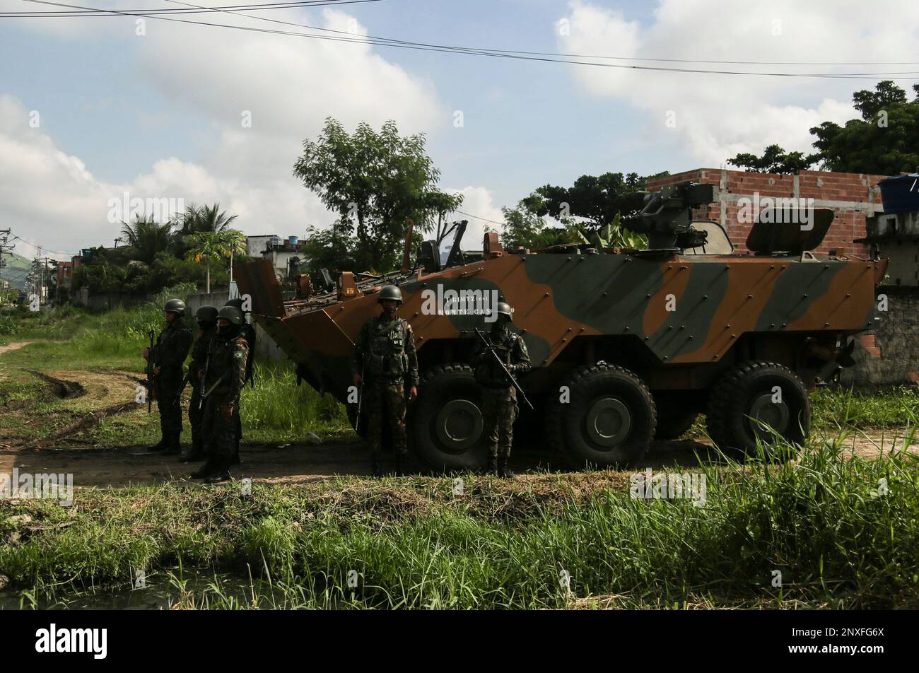RJ - Rio de Janeiro - 03/02/2018 - The Military operates in S o Gon alo ...