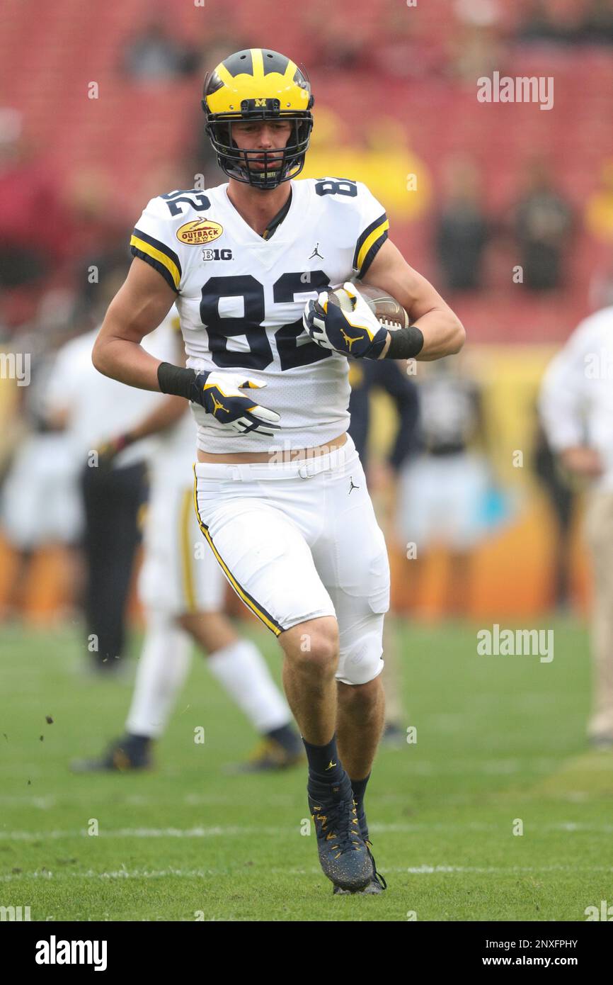 Michigan Wolverines tight end Carter Selzer (82) carries the ball in ...