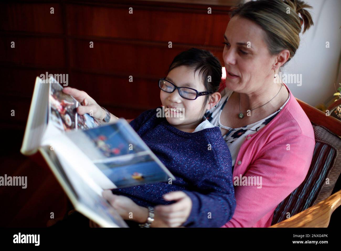 In this Feb. 20, 2018, photo, Isabelle Smit, 10, looks over photos with ...