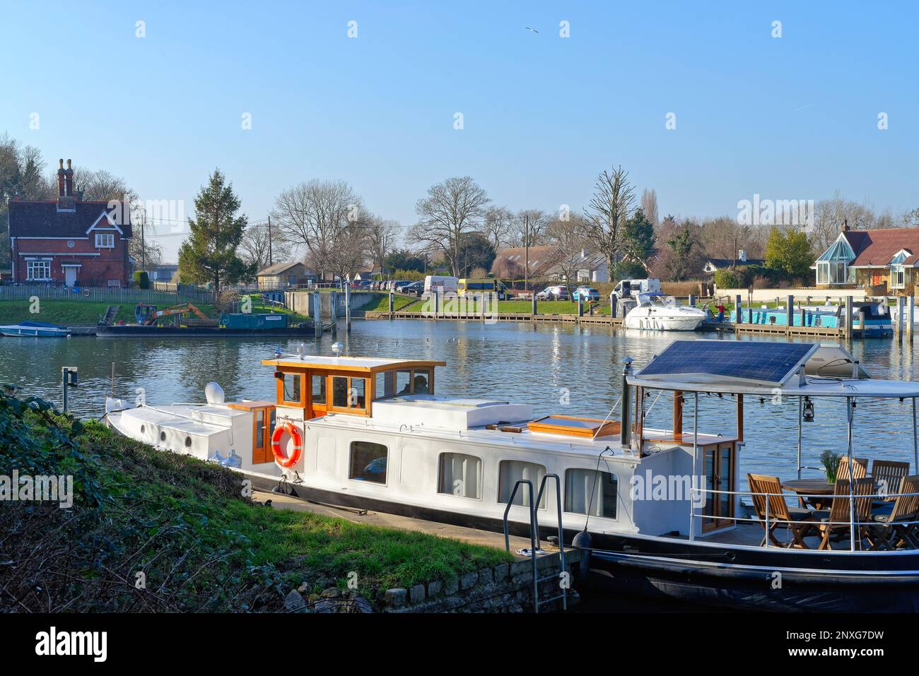 Approach to shepperton lock hi-res stock photography and images - Alamy