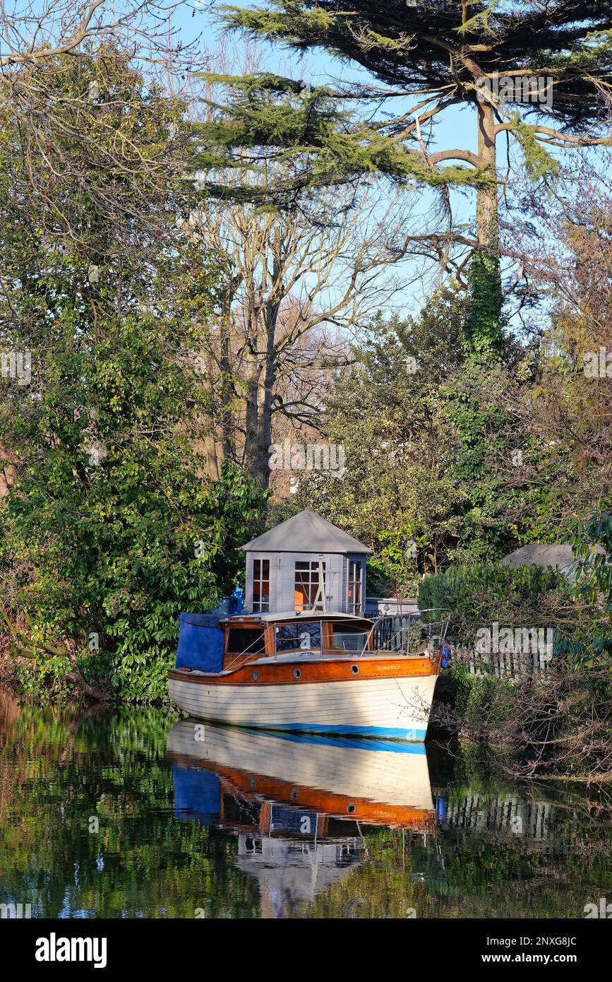 The peaceful and quiet backwater of the River Wey navigation canal at ...
