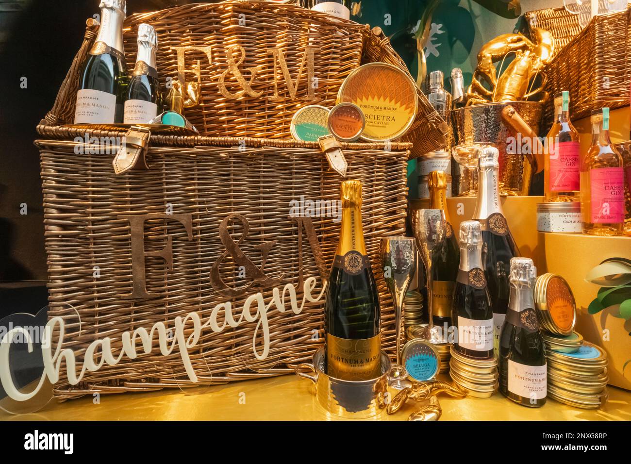 Fortnum mason christmas windows hi-res stock photography and images - Alamy