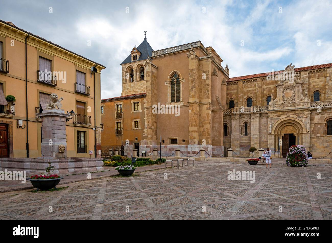 Real basilica de santiago hi-res stock photography and images - Alamy