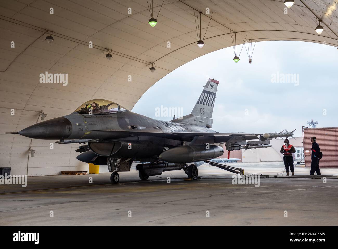 A U.S. Air Force F-16 Fighting Falcon, 36th Fighter Squadron, receives ...