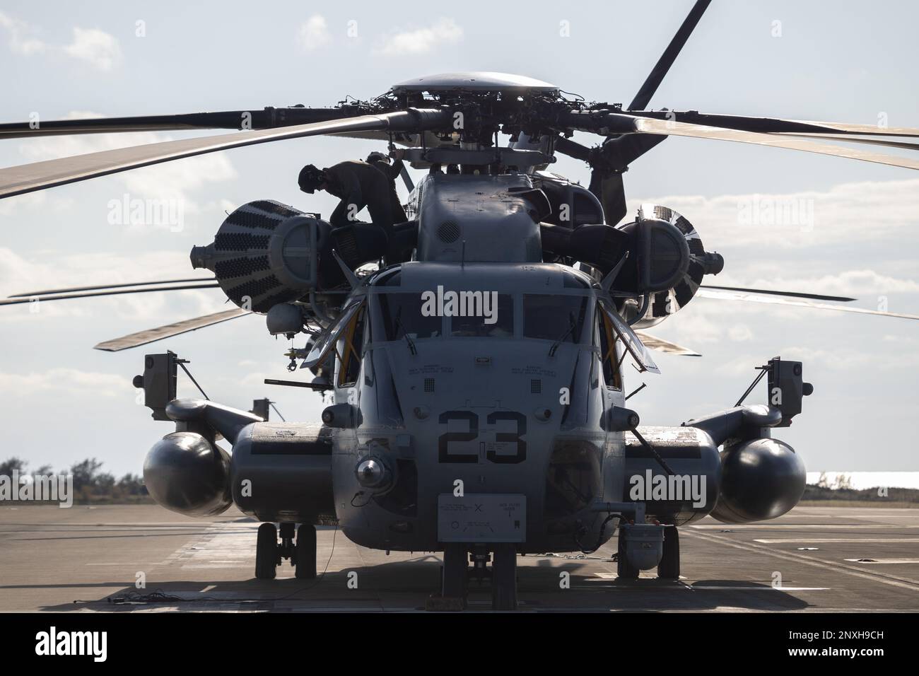 U.S. Marines assigned to Marine Heavy Helicopter Squadron (HMH) 465 ...