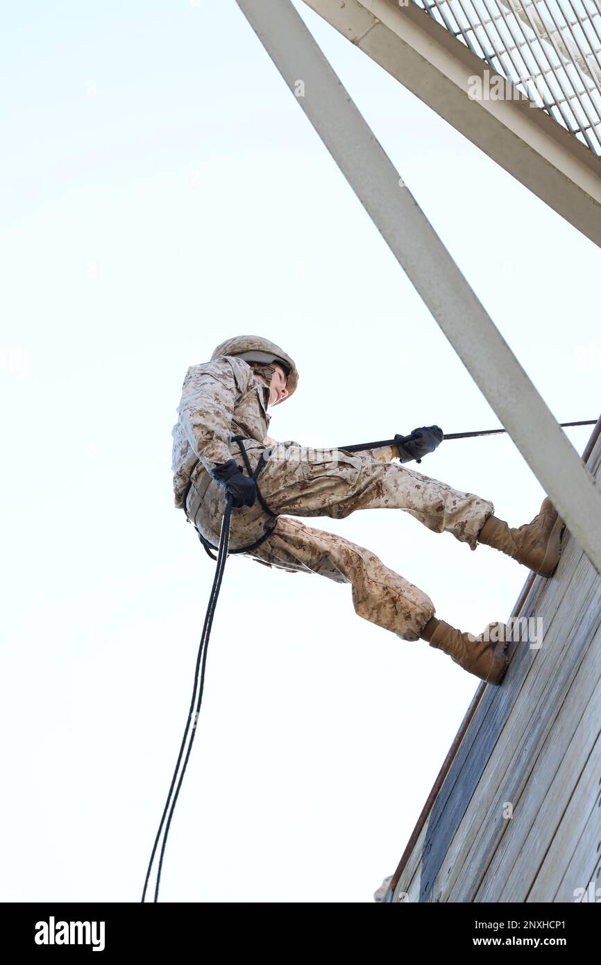 Recruits with Hotel Company, 2nd Recruit Training Battalion, execute ...