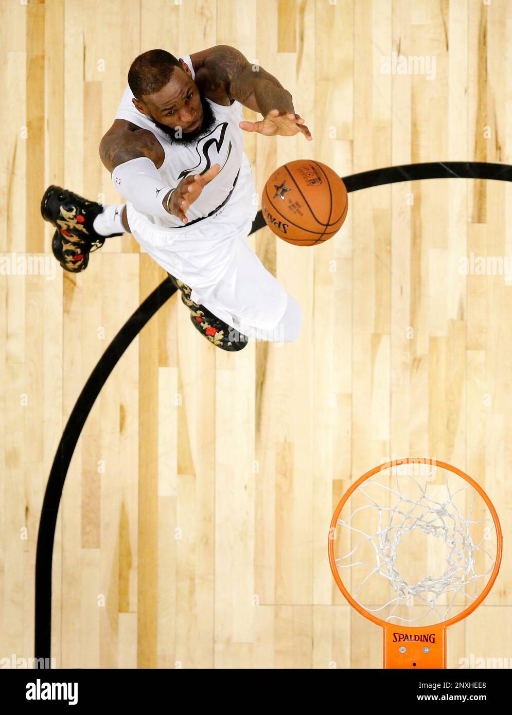 Team LeBron's LeBron James, of the Cleveland Cavaliers, dunks during ...