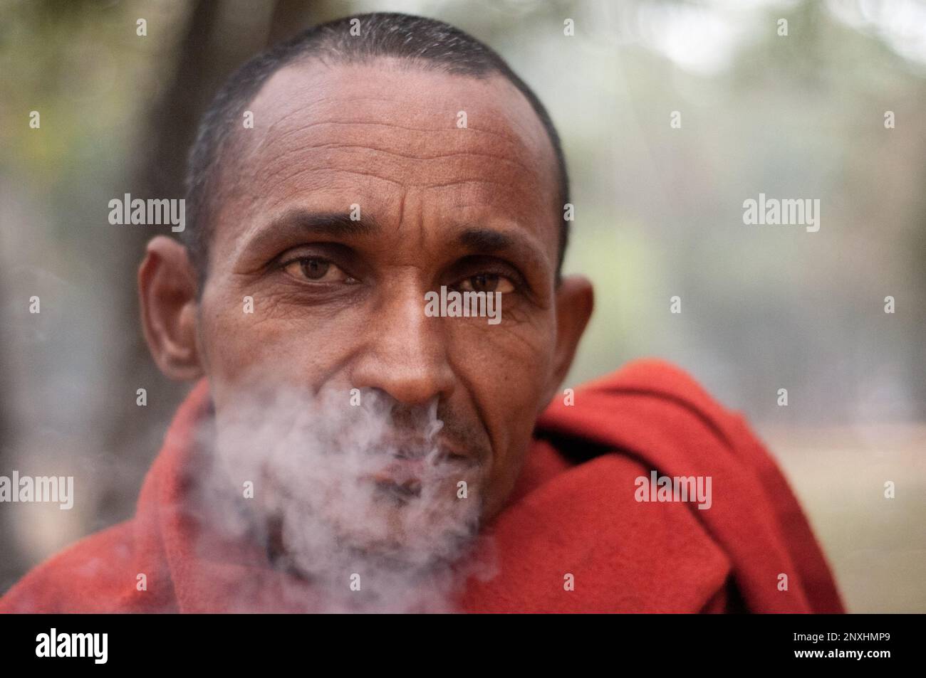 Smoking side view hi-res stock photography and images - Alamy