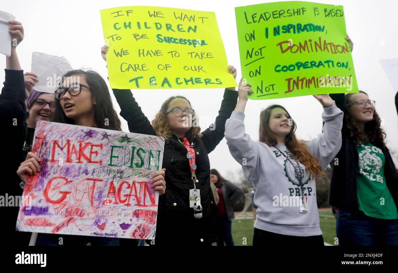Students Michelle Braswell, left, Shaughnessy Hoefer, Allison Page and ...