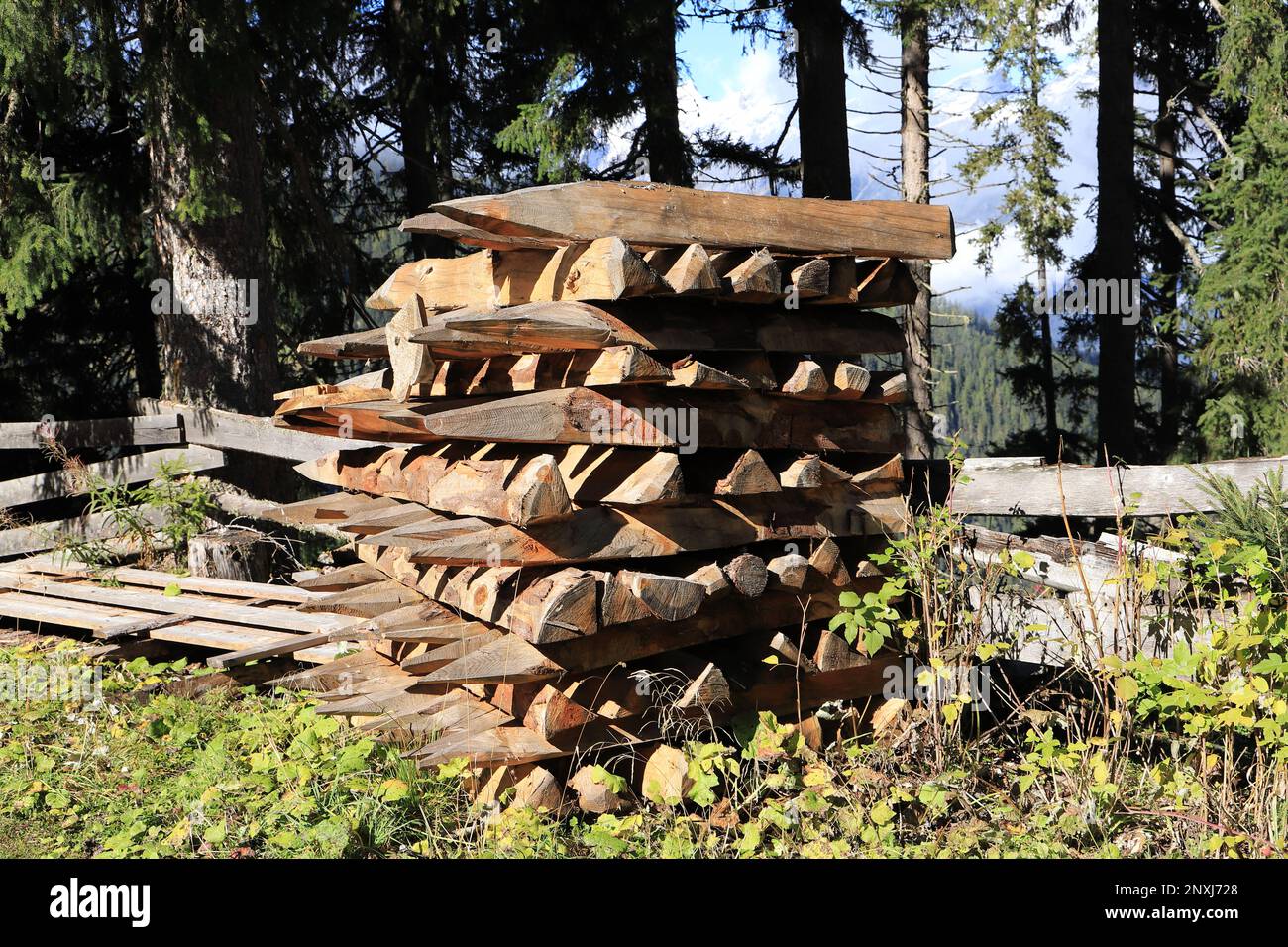 Stacked sharp poles hi-res stock photography and images - Alamy