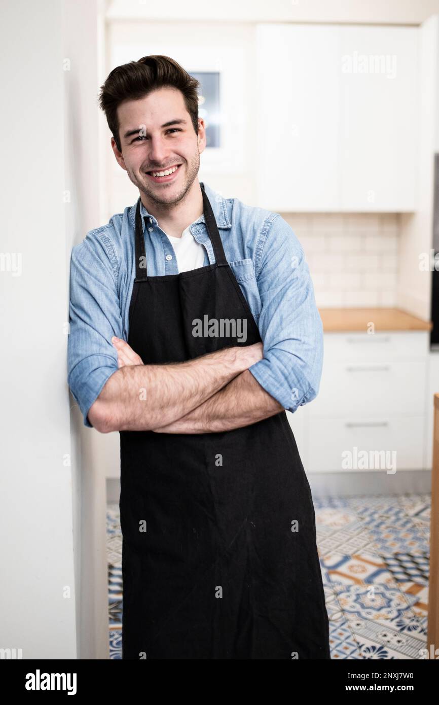 Man wearing apron cooking hi-res stock photography and images - Alamy