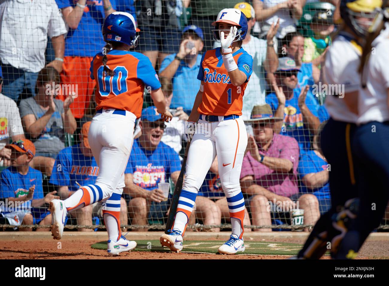Florida Gators Alex Voss (00) high fives Hannah Adams (1) after scoring ...