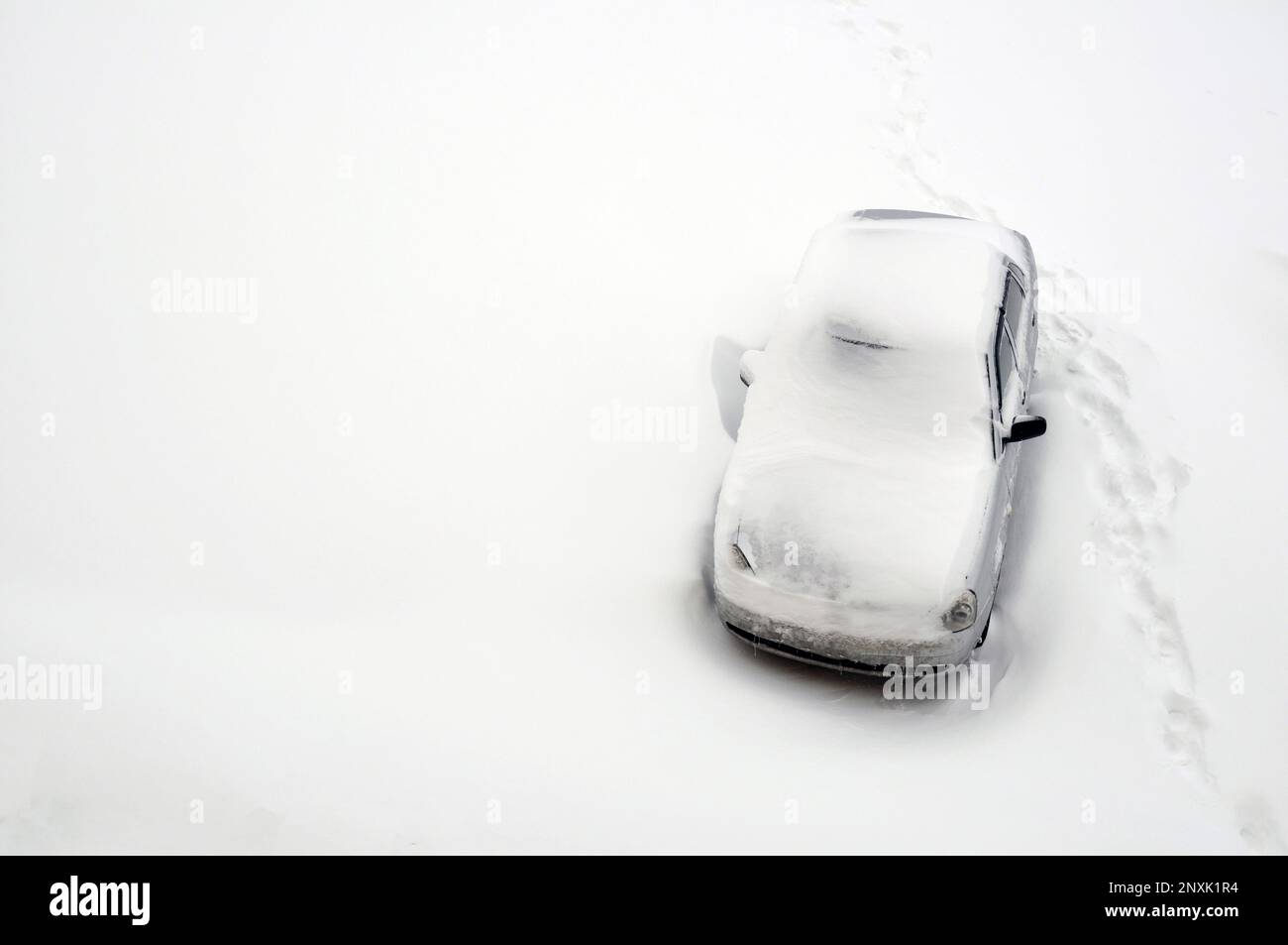Lonely car on snow covered hi-res stock photography and images - Alamy