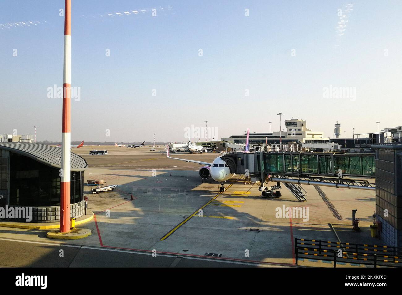 Arrivals airport europe hi-res stock photography and images - Alamy