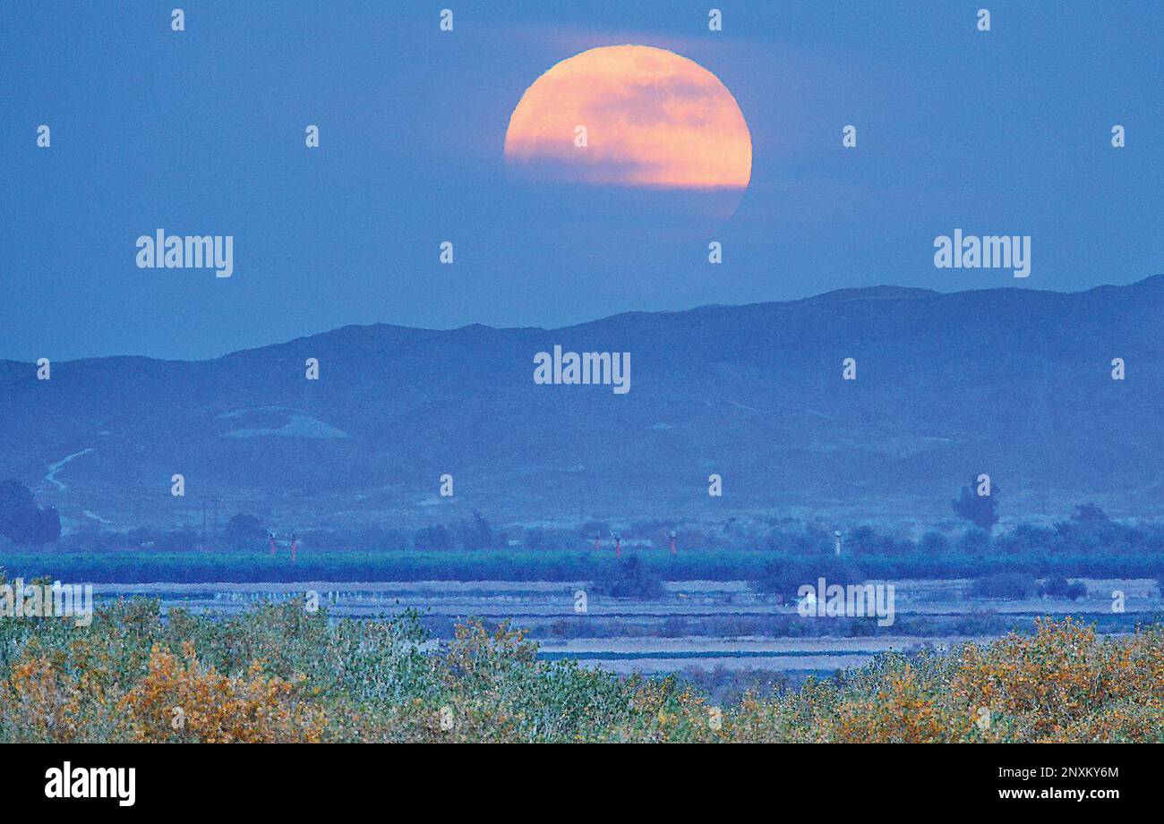 The first full moon of 2018 rises over the Gila Valley behind the ...