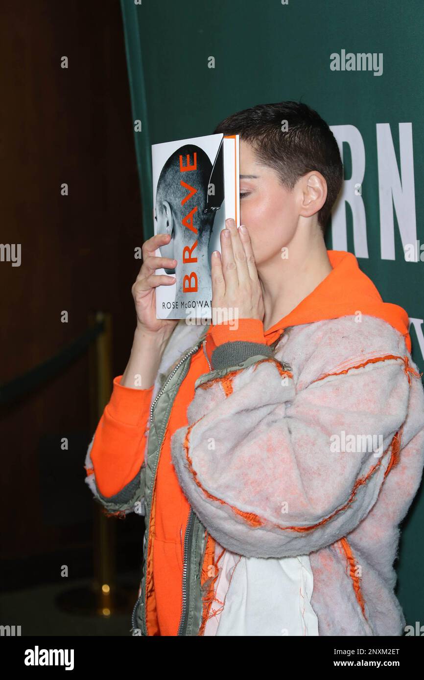 Photo By John Nacion Star Max Ipx20181 31 18rose Mcgowan Signs Copies