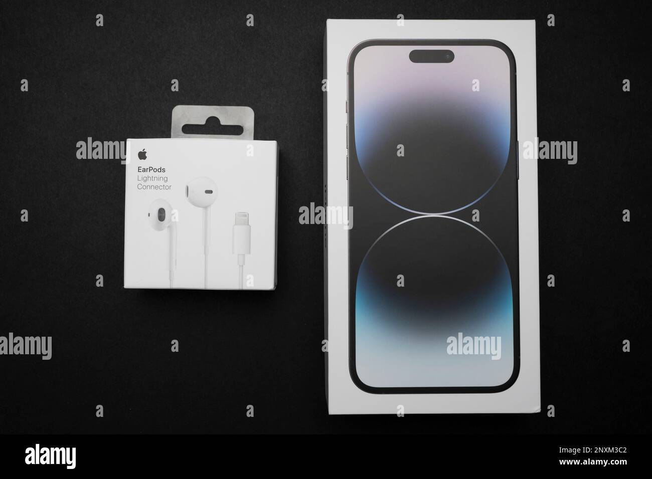 Iphone 14 in a box hi-res stock photography and images - Alamy