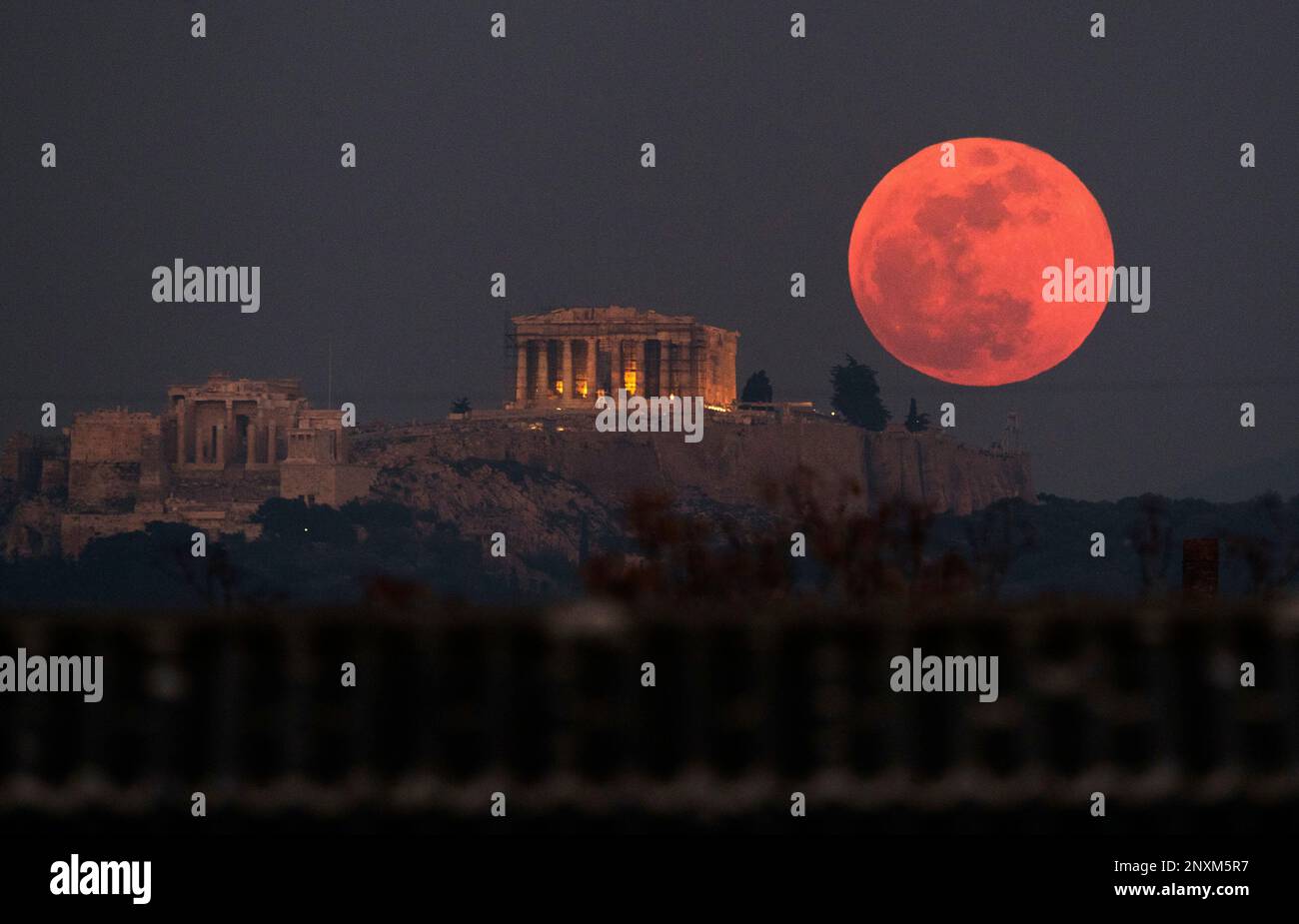 A super blue blood moon rises behind the 2,500-year-old Parthenon ...