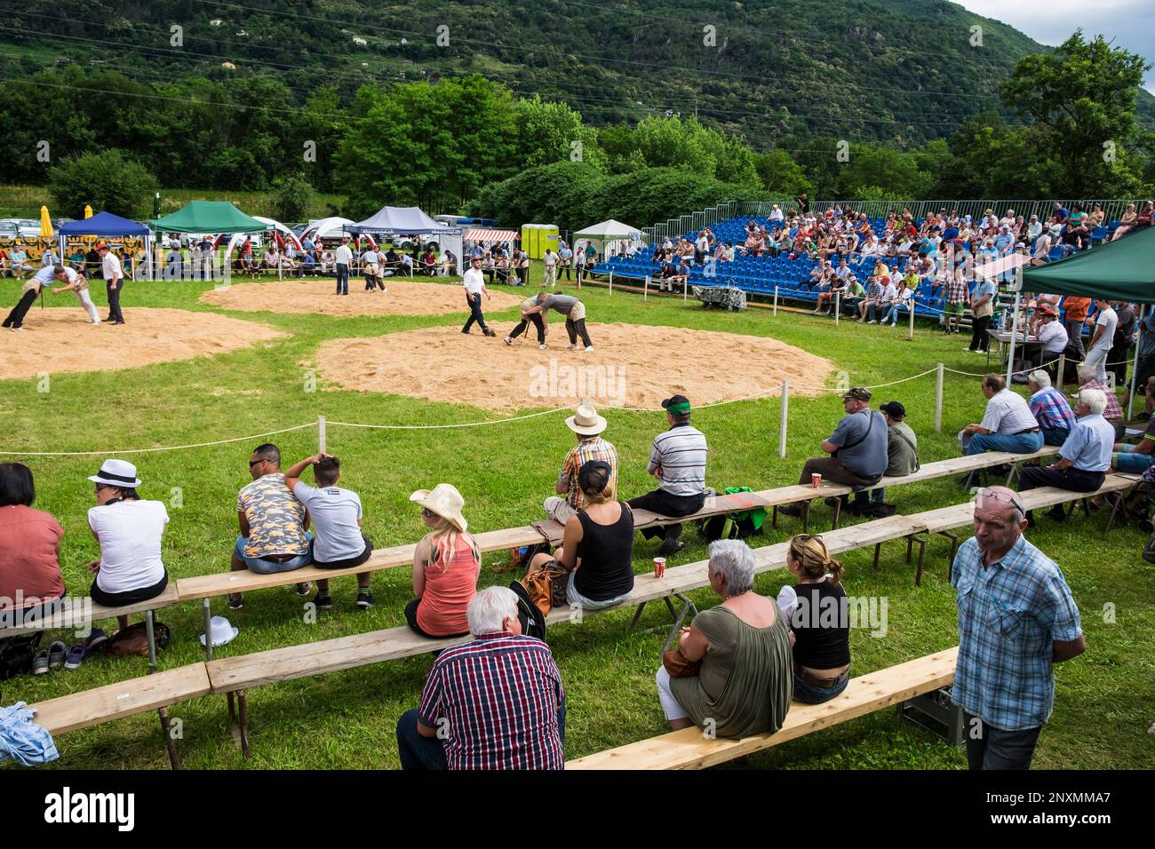 Switzerland traditional swiss wrestling fight hi-res stock photography ...