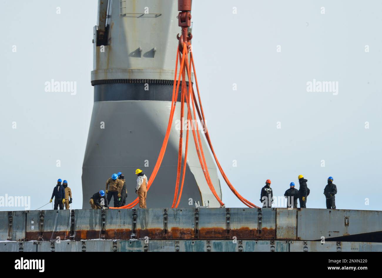 Sailors from Navy Cargo Handling Battalion (NCHB) 1 and NCHB-5 offload ...