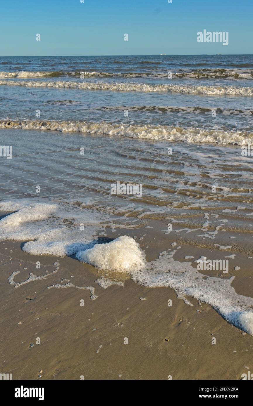 Spume beach hi-res stock photography and images - Alamy
