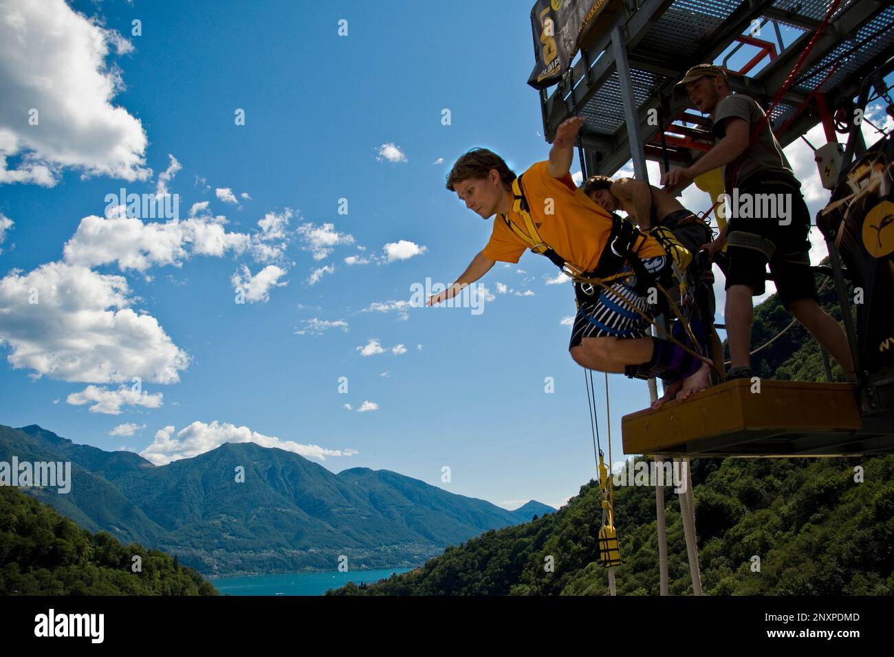 Bungee jump verzasca dam switzerland hi-res stock photography and ...
