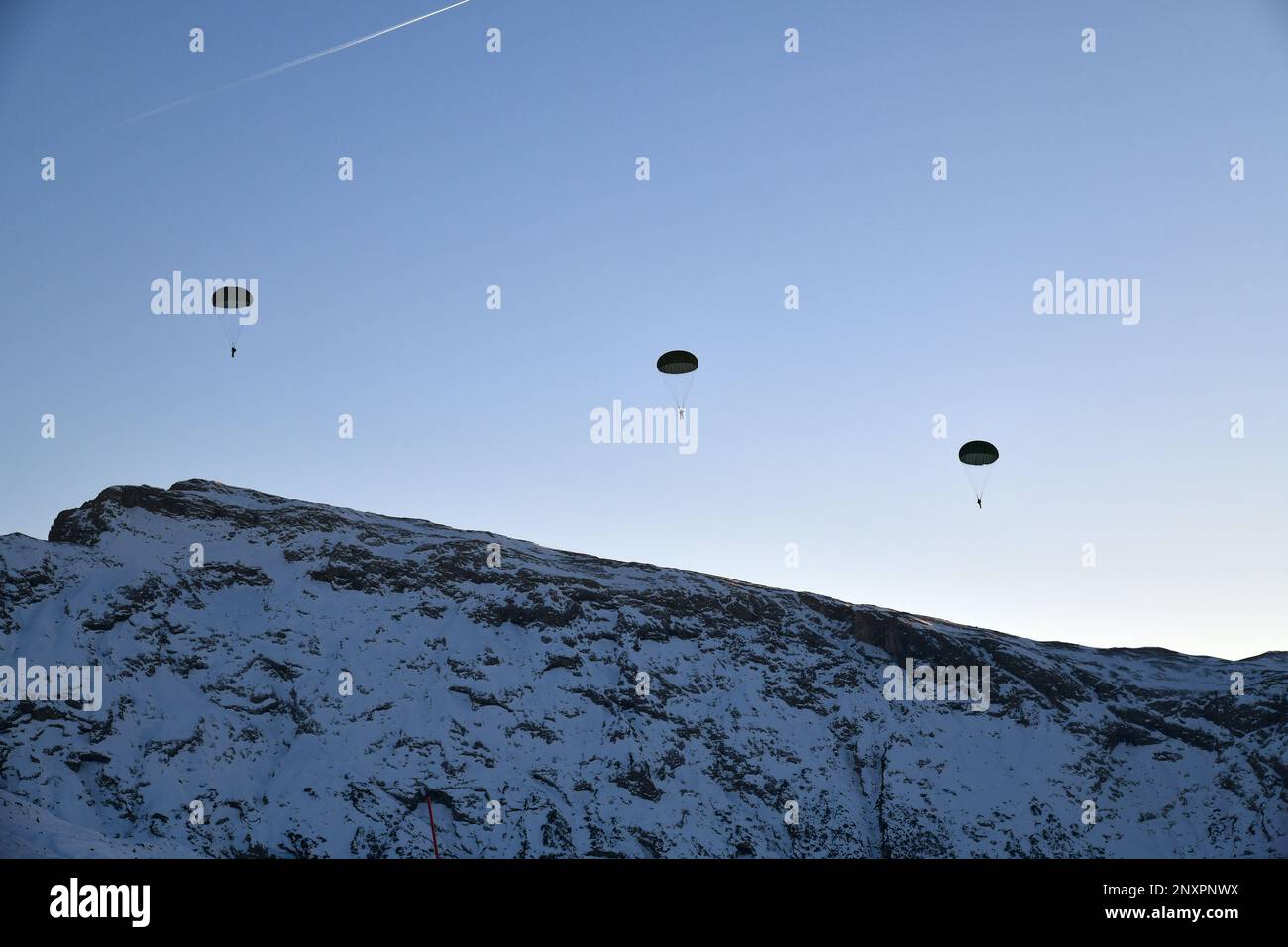 Italian Army paratroopers assigned to 4th Alpini Regiment, Folgore ...