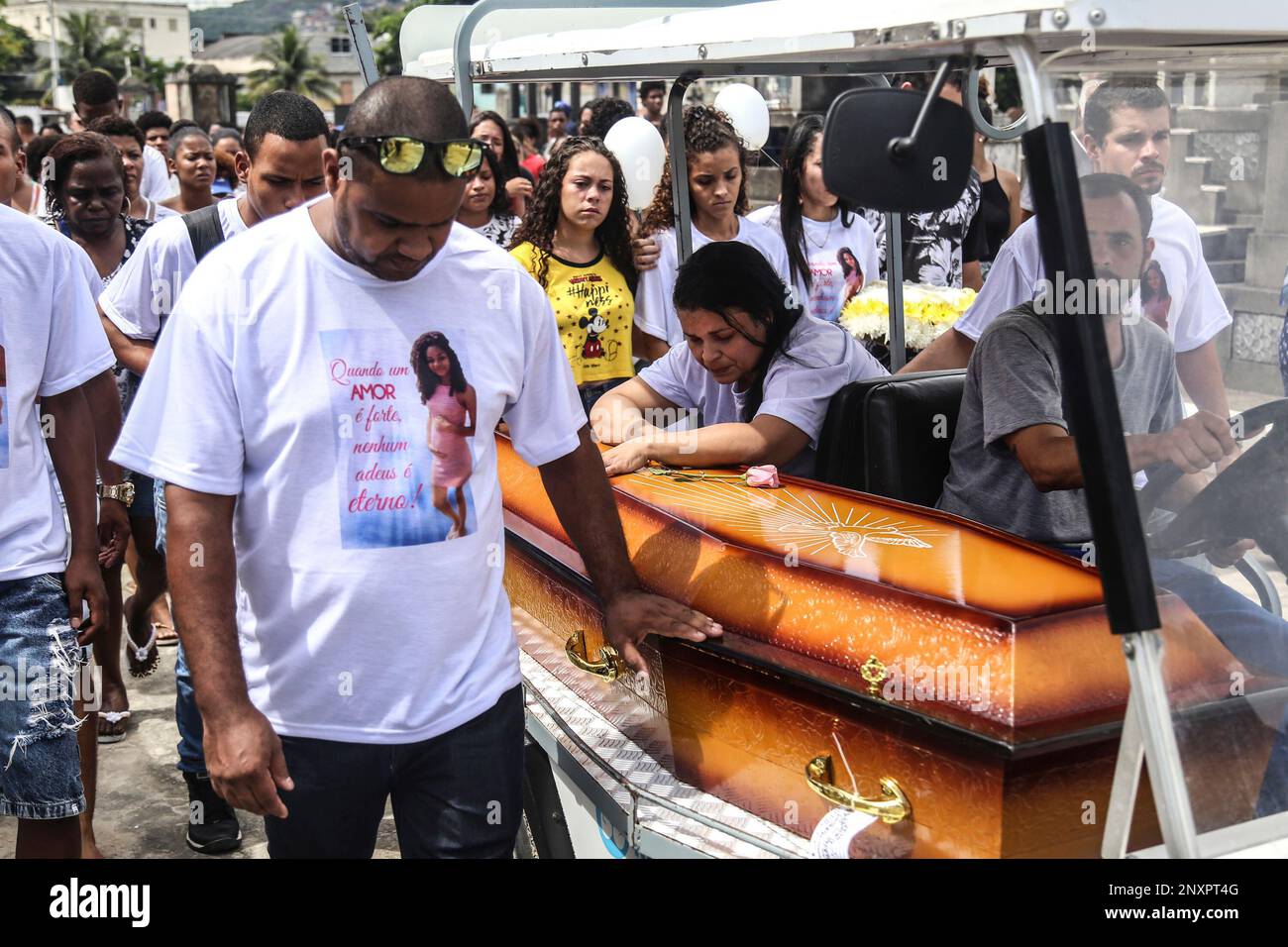 RJ - Rio de Janeiro - 01/11/2018 - Burial of Karolyne Nunes - Burial of ...