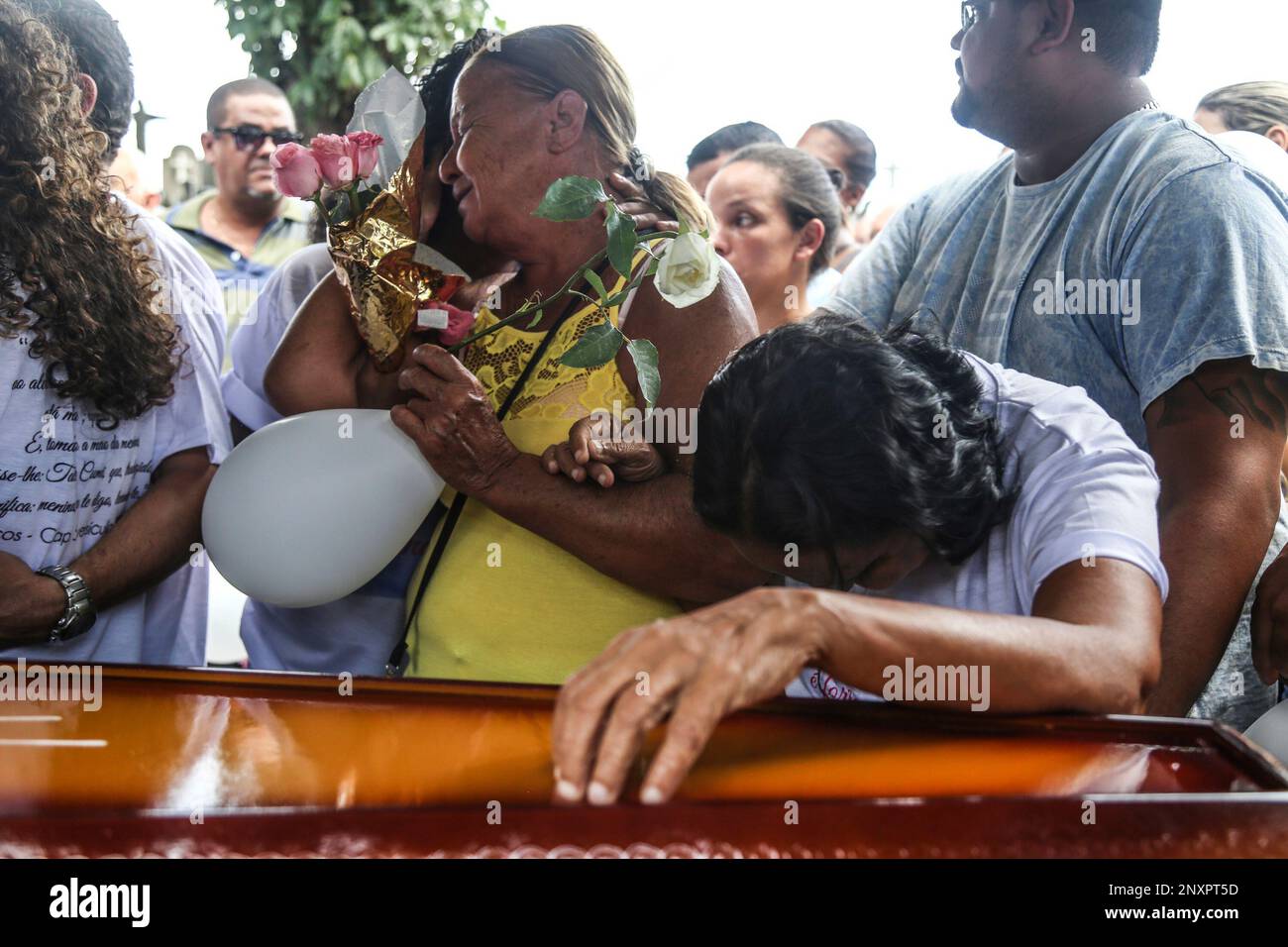 Karolyne Nunes' burial - Av da vima (down) accompanies the burial of ...
