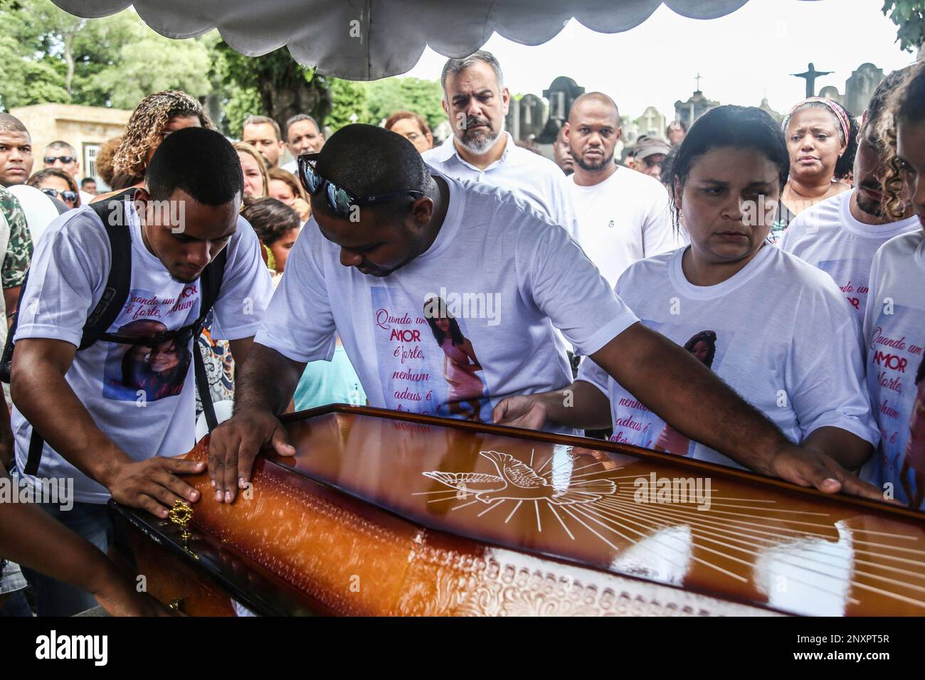 RJ - Rio de Janeiro - 01/11/2018 - Burial of Karolyne Nunes - Father ...