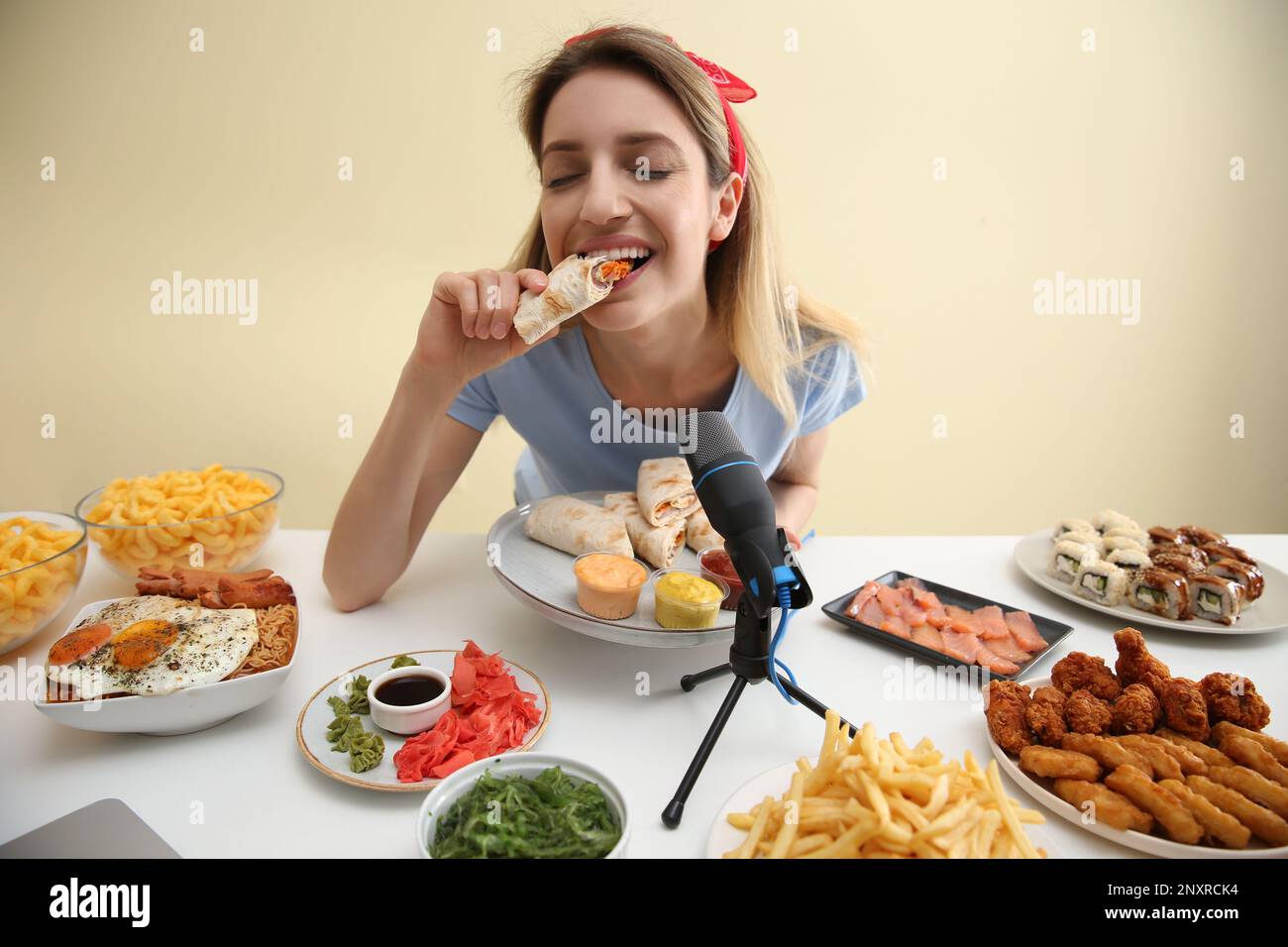 Popular food vlog hi-res stock photography and images - Alamy
