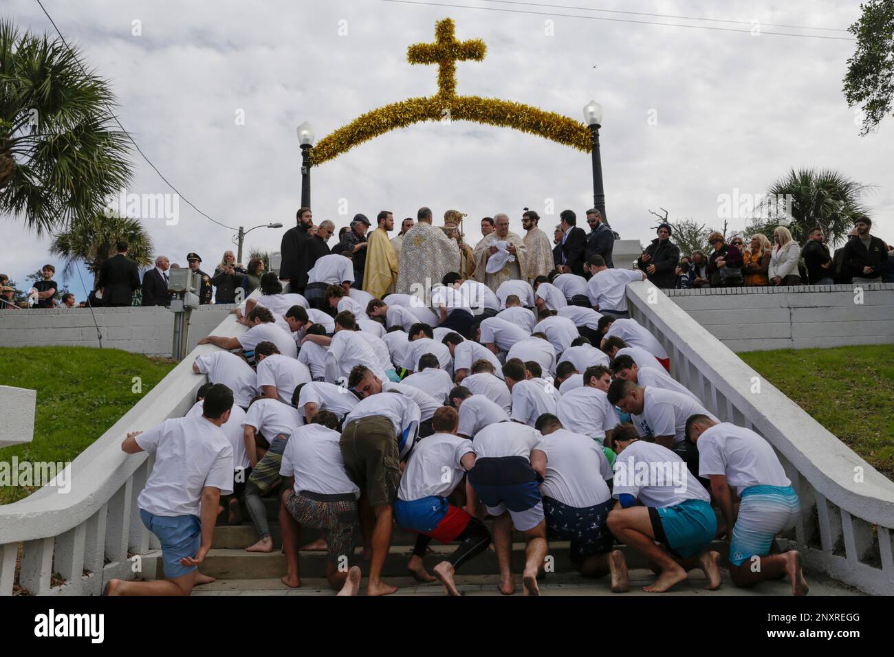 Divers pray with Metropolitan Alexios Panagiotopoulos of Atlanta before ...