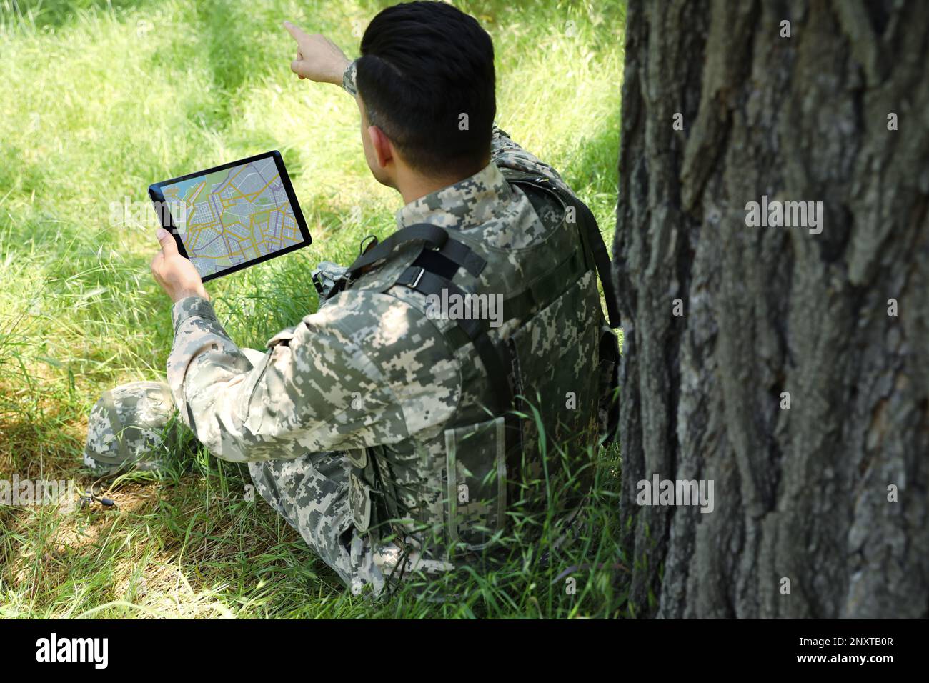 Military army soldier uniform war sitting tree hi-res stock photography ...