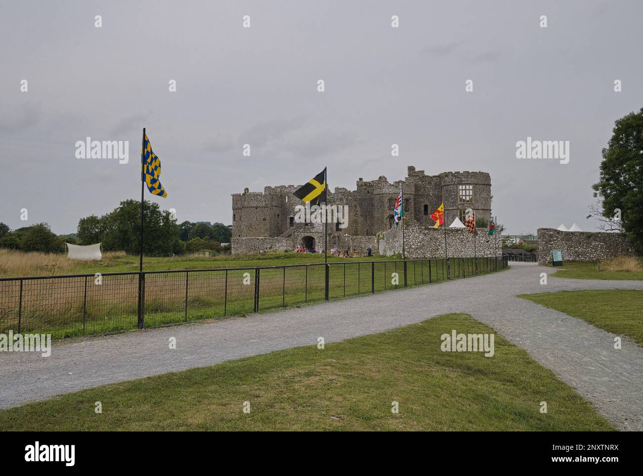 English tudor castle hi-res stock photography and images - Alamy