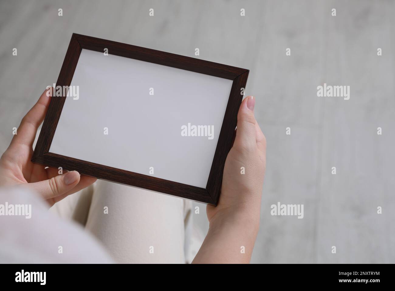 Woman holding empty picture frame hi-res stock photography and images ...