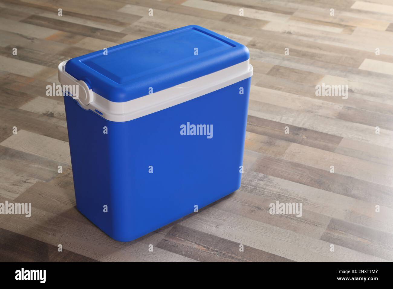 Chest freezer basket hi-res stock photography and images - Alamy