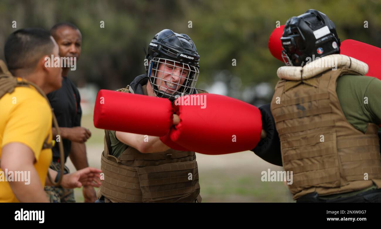 Recruits with Hotel Company, 2nd Recruit Training Battalion, practice ...