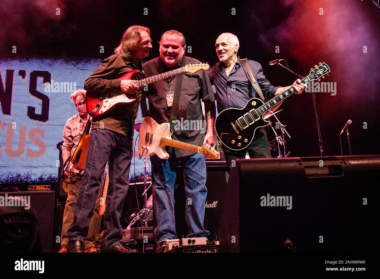 Peter Frampton, Sonny Landreth, and David Hidalgo of Los Lobos performs ...
