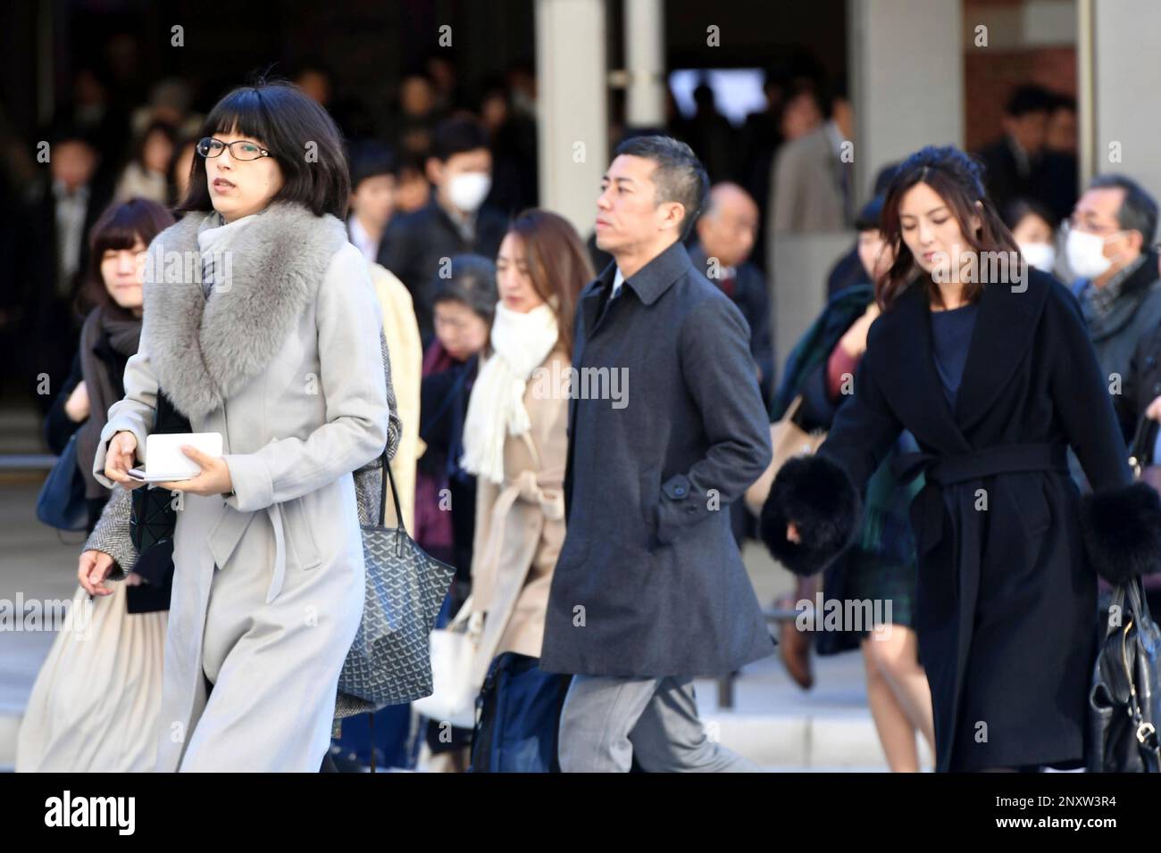 People heads to offices in cold weather at Marunocuhi, Tokyo on dec.27 ...