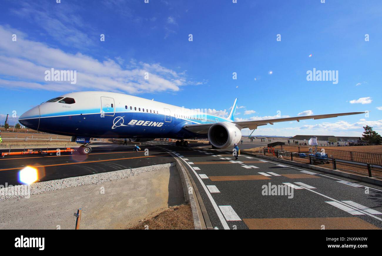 The first American Boeing 787 moves from parking area to about 900 ...