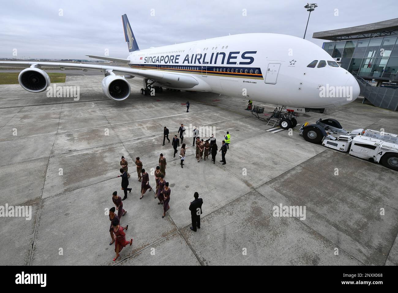 Singapore Airlines (SIA) has picked up its first Airbus 380 that ...
